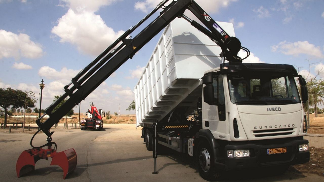 Collecting tipper with crane unit for greens - Alon Group